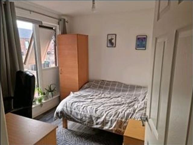Room in a Shared House, Laburnum Road, L7