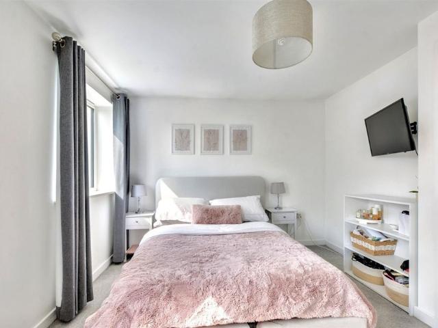 Room in a Shared House, Leaning Row, NG7