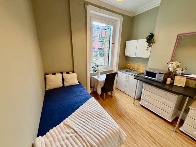 Room in a Shared House, Lena Gardens, W6