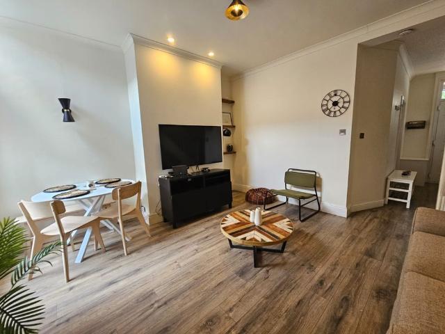 Room in a Shared House, Littleton Road, M7