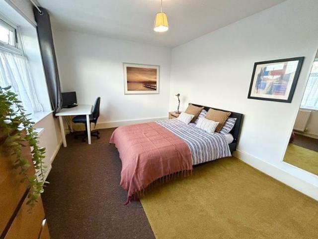 Room in a Shared House, London, UB6