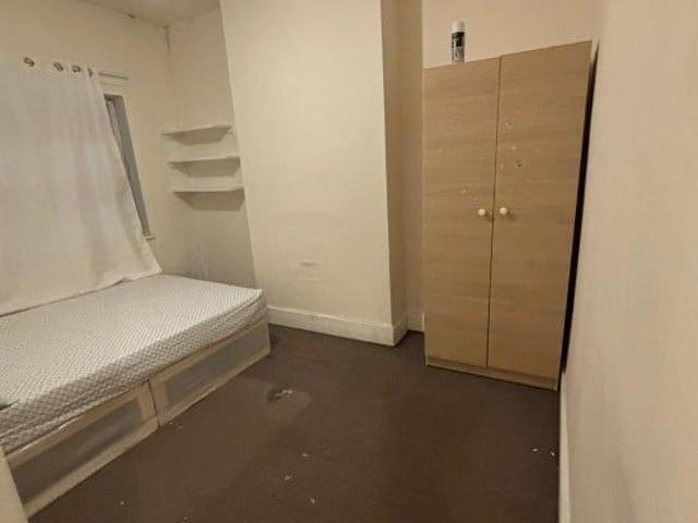 Room in a Shared House, London, IG1