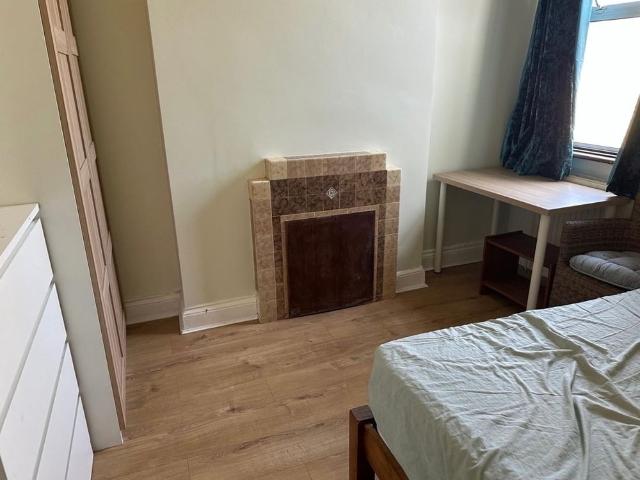 Room in a Shared House, London, SW19