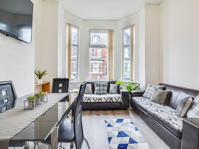 Room in a Shared House, Longford Place, M14