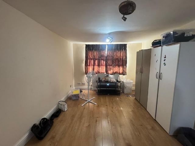 Room in a Shared House, Park Road, IG1