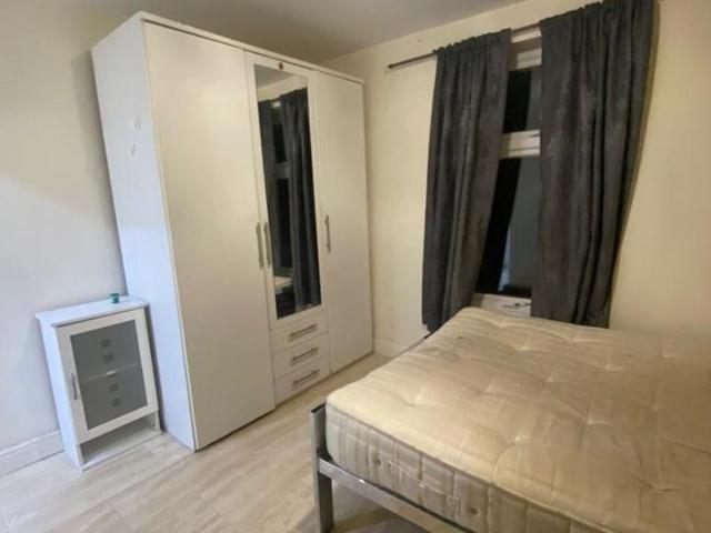 Room in a Shared House, Pears Road, TW3