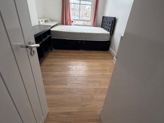 Room in a Shared House, Portobello Road, W11
