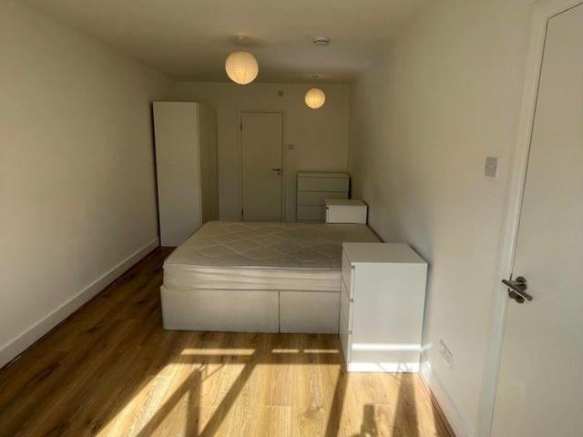 Room in a Shared House, Princes Avenue, N13