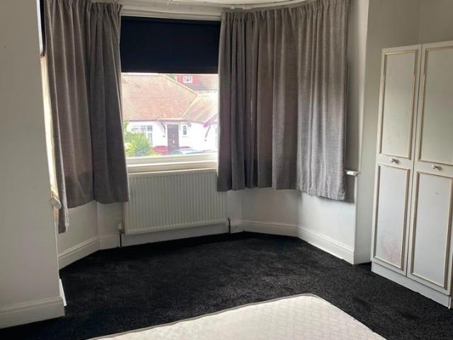 Room in a Shared House, Queenborough Gardens, IG2