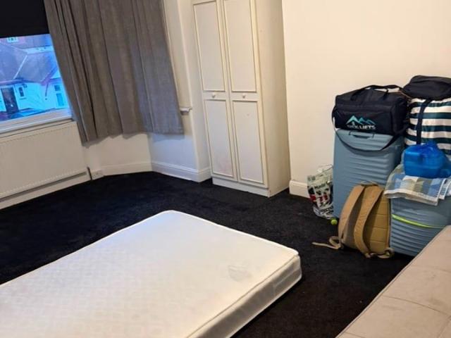 Room in a Shared House, Queenborough Gardens, IG2