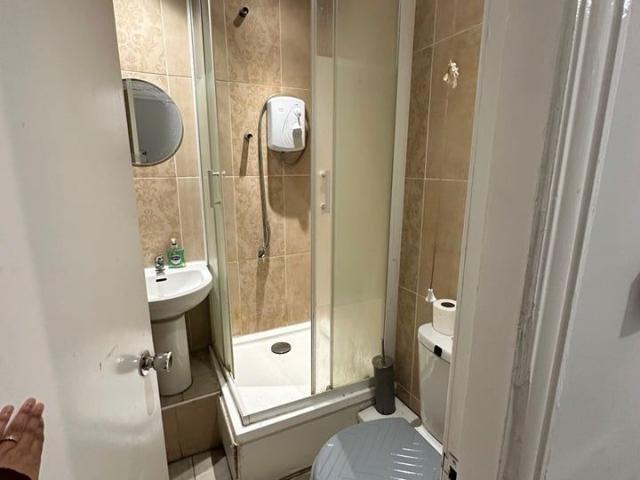 Room in a Shared House, Queens Drive, L4