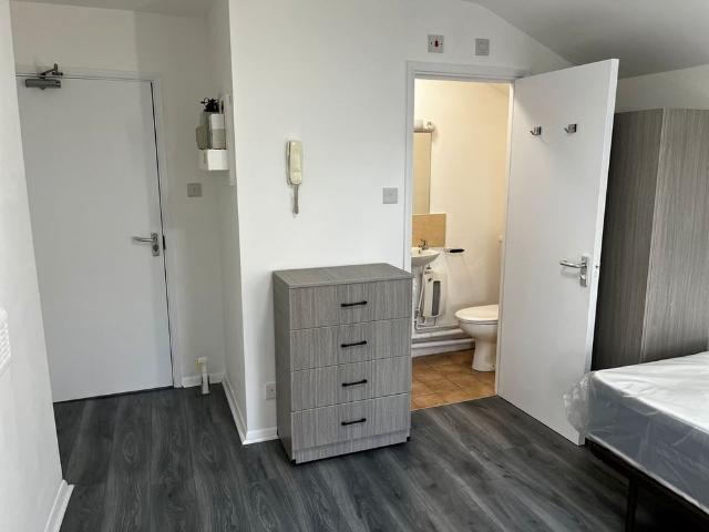 Room in a Shared House, Queens Road, SE14