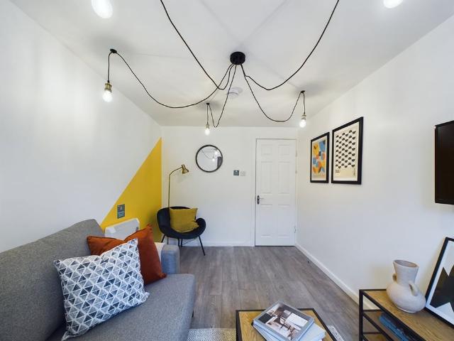 Room in a Shared House, Ruskin Avenue, M14