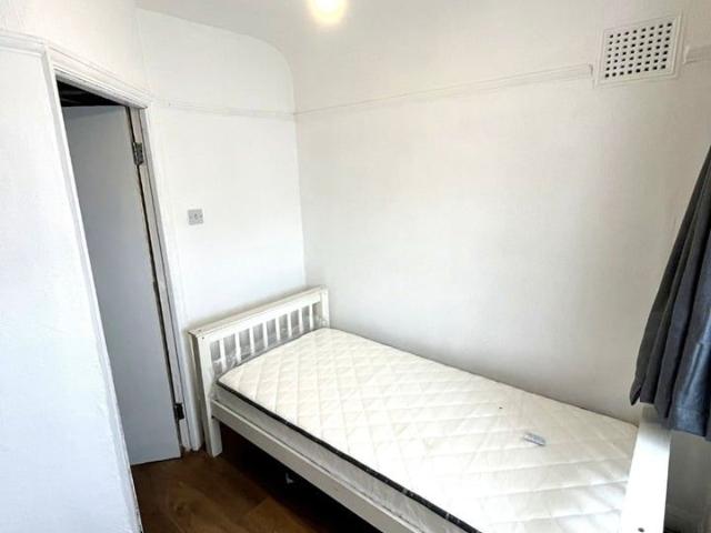 Room in a Shared House, Radcliffe Road, HA3