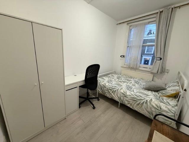 Room in a Shared House, Raynham Road, W6