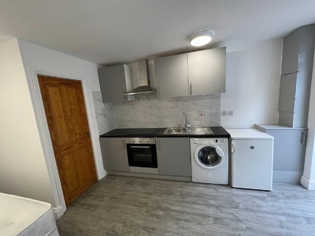 Room in a Shared House, Riffel Road, NW2