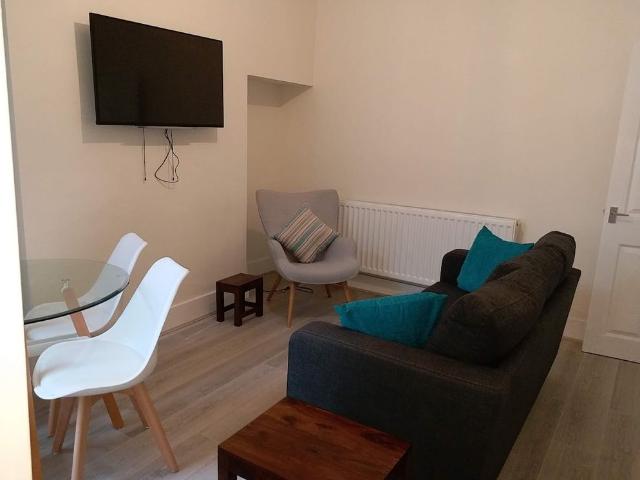 Room in a Shared House, Romer Road, L6