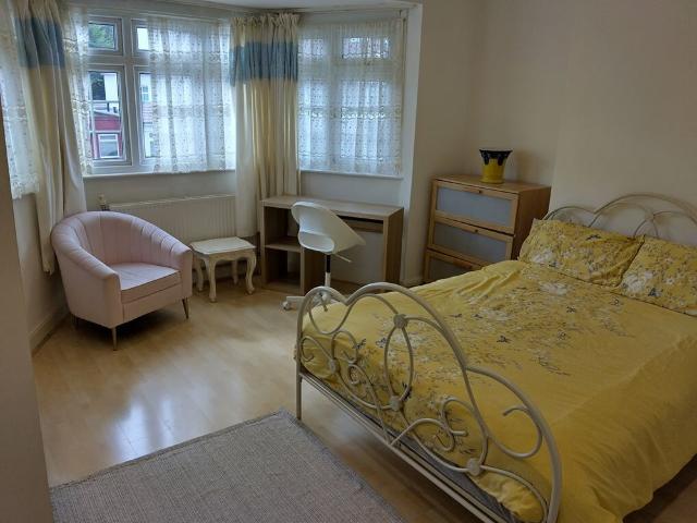 Room in a Shared House, Rowsley Avenue, NW4