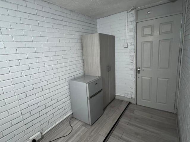 Room in a Shared House, Rothbury Walk, N17