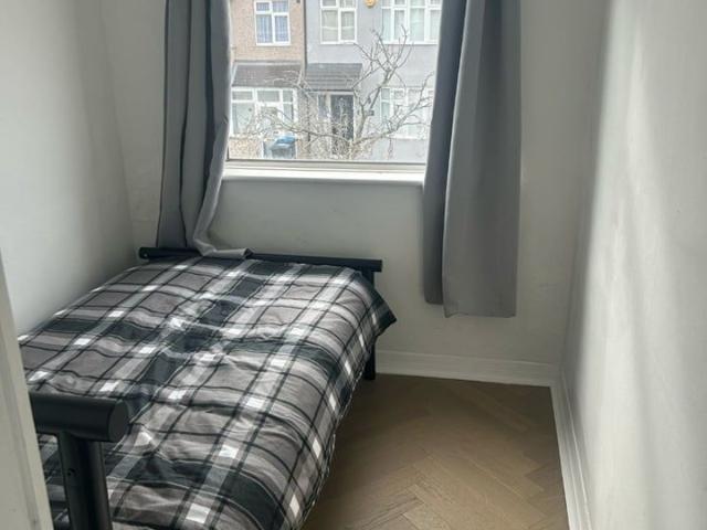 Room in a Shared House, St. Olaves Walk, SW16