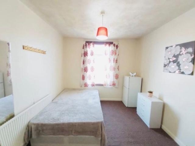 Room in a Shared House, St. Awdrys Road, IG11