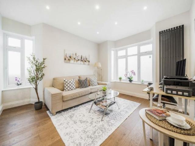 Room in a Shared House, St. Andrews Road, W3