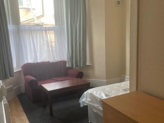 Room in a Shared House, St. Stephens Road, TW3