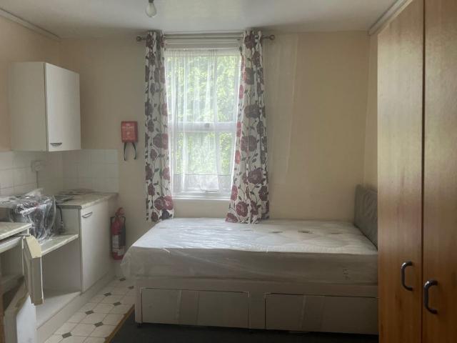 Room in a Shared House, St. Stephens Road, TW3
