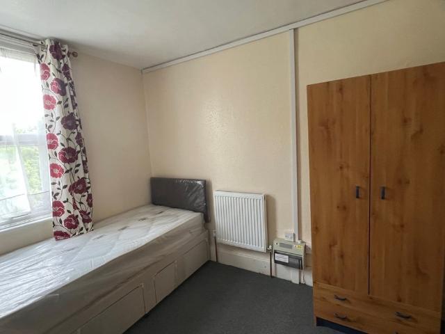 Room in a Shared House, St. Stephens Road, TW3