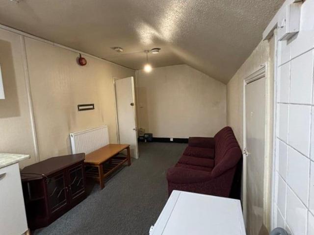 Room in a Shared House, St. Stephens Road, TW3