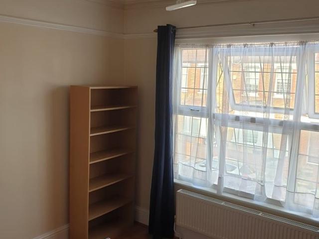 Room in a Shared House, Standard Road, TW4