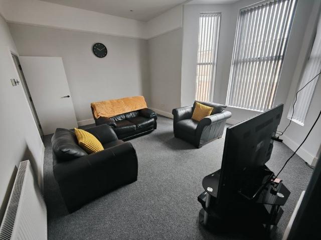 Room in a Shared House, Stanley Street, L7