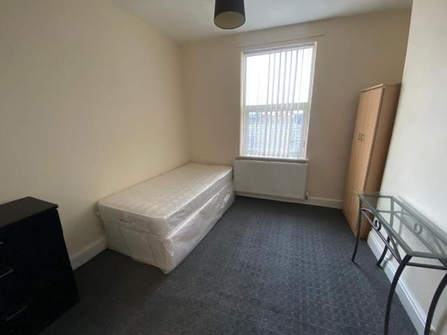 Room in a Shared House, Stanley Street, L7