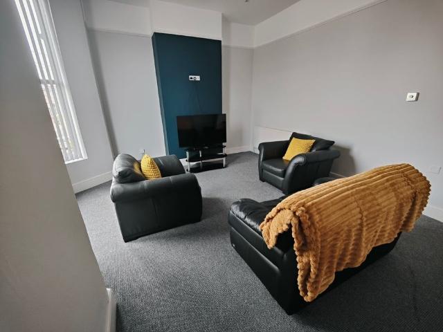 Room in a Shared House, Stanley Street, L7