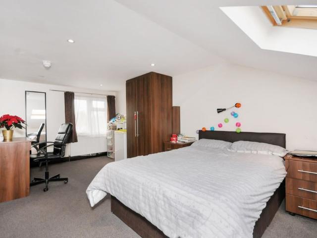 Room in a Shared House, Station Road, TW3