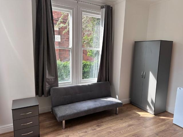 Room in a Shared House, Station Road, NG9