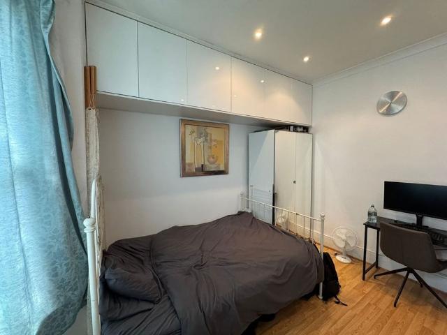 Room in a Shared House, Steele Road, E11