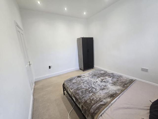 Room in a Shared House, Stroud Road, SE25