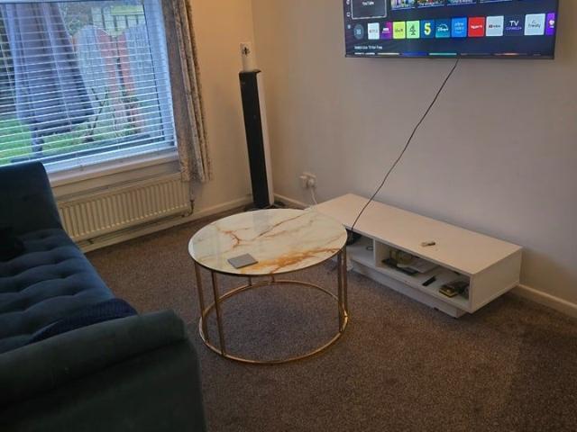 Room in a Shared House, Street, M40