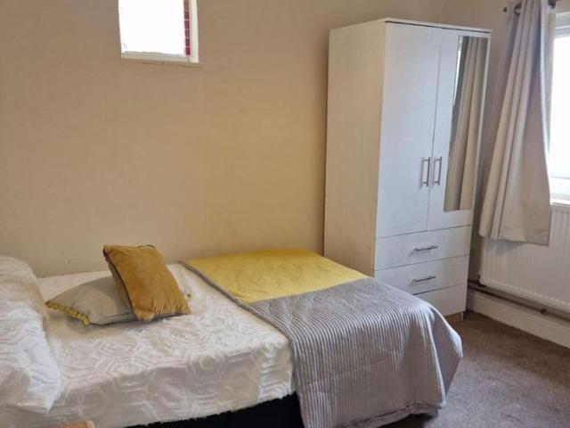 Studio Flat, Sandfield Road, CR7