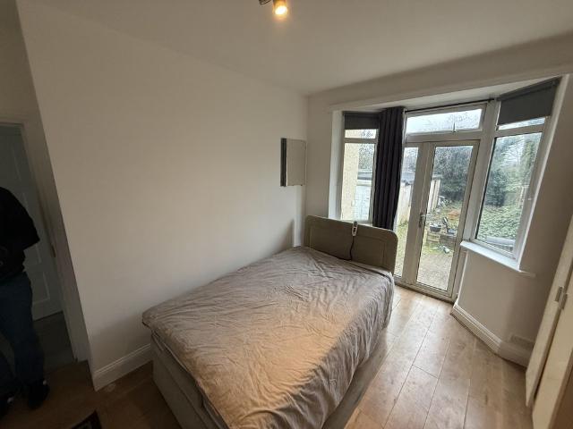 Room in a Shared House, Selborne Gardens, NW4