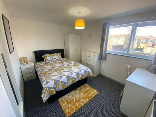 Room in a Shared House, Sherborne Grove, B1
