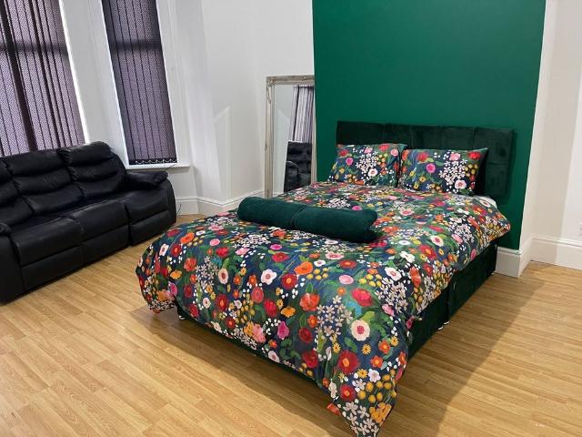 Room in a Shared House, Shrewsbury St, M16
