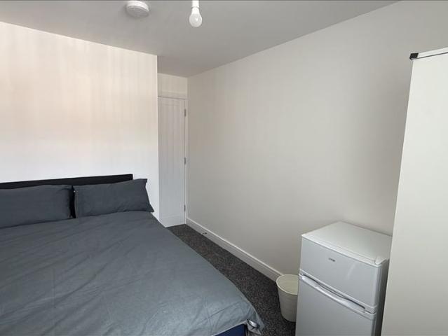 Room in a Shared House, Silver Street, B14