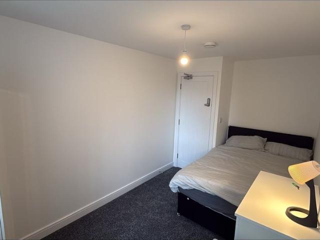 Room in a Shared House, Silver Street, B14