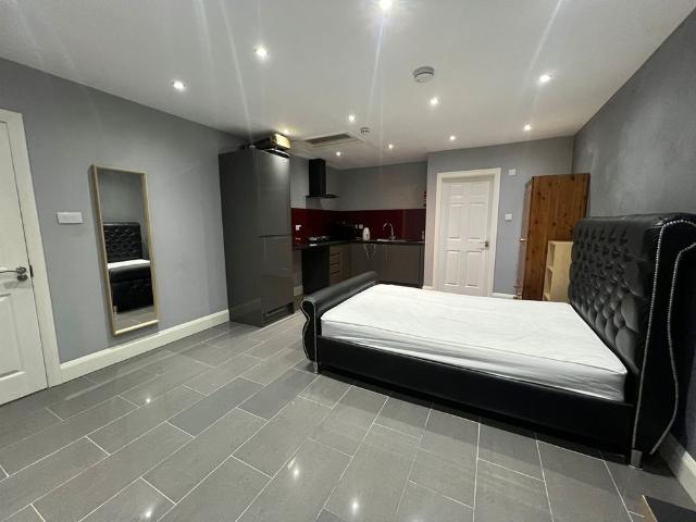 Room in a Shared House, Templars Field, CV4