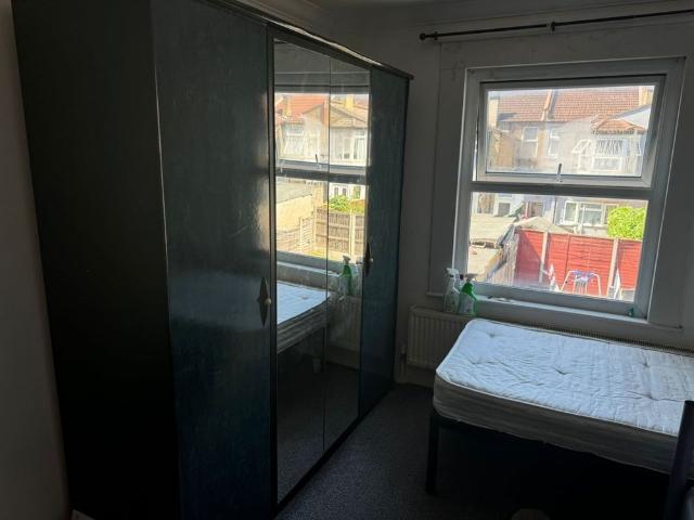 Room in a Shared House, Third Avenue, E12