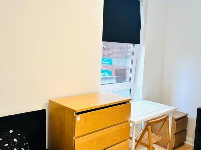 Room in a Shared House, Toneborough, NW8