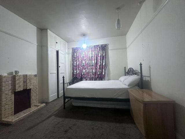 Room in a Shared House, Vaughan Gardens, IG1