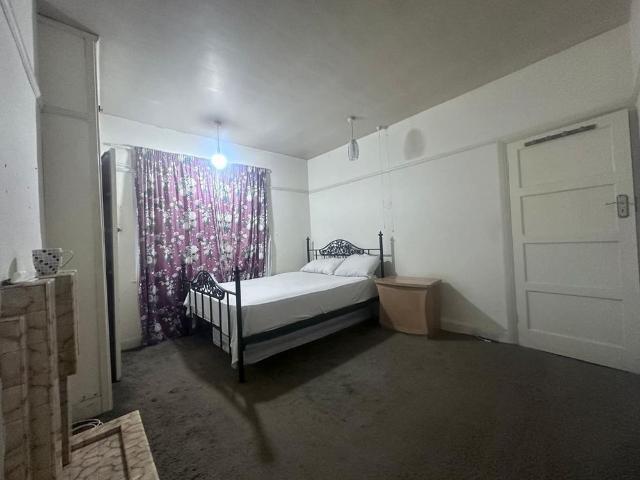 Room in a Shared House, Vaughan Gardens, IG1